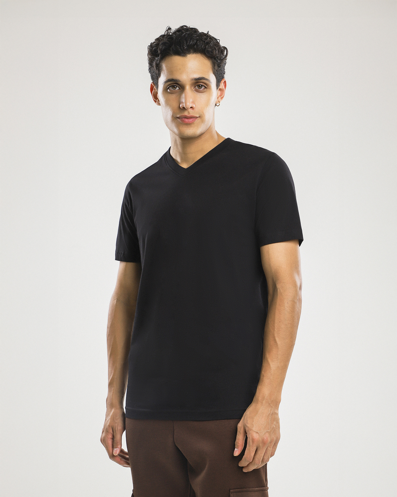 Playera Negra Cuello V Lisa Básica para Hombre - C&A